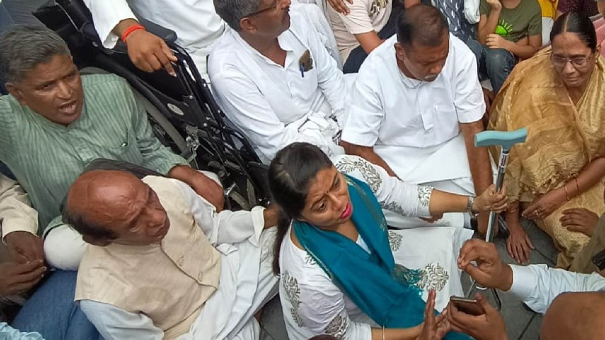 UP Politics: लखनऊ में पुलिस की हिरासत में कृष्णा तथा पल्लवी पटेल ...