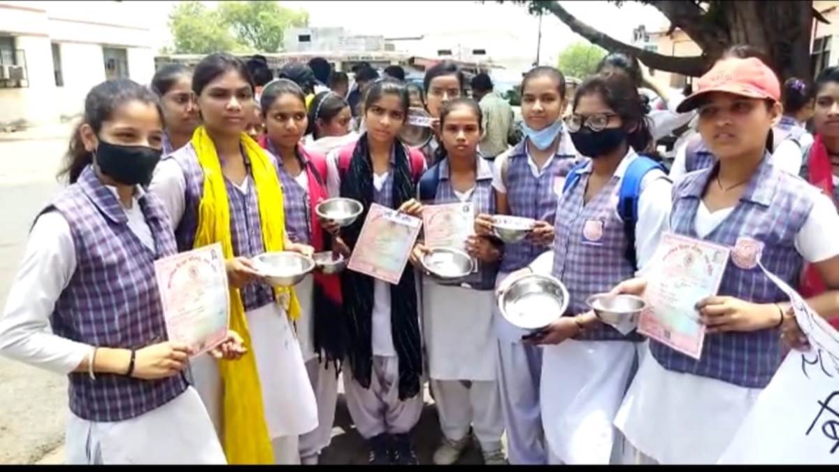 Student Protest हाथाें में कटोरा थाम अंकों की भीख मांगने को मजबूर ...