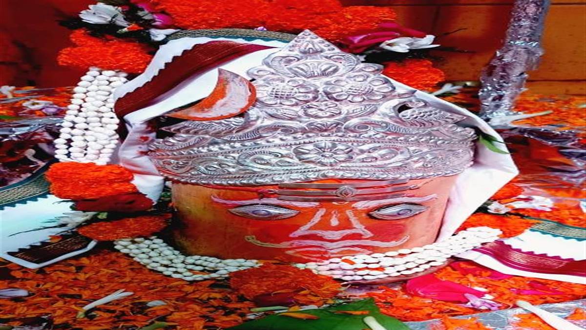भक्त ने भोले बाबा को अर्पित किया चांदी का मुकुट और टीका - A devotee ...