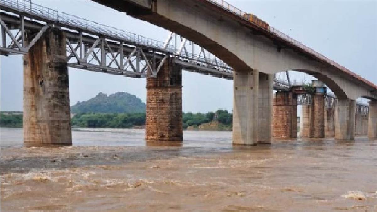 Banda News : पुल से युवक के केन नदी में कूदने की सूचना से सनसनी, पानी ...