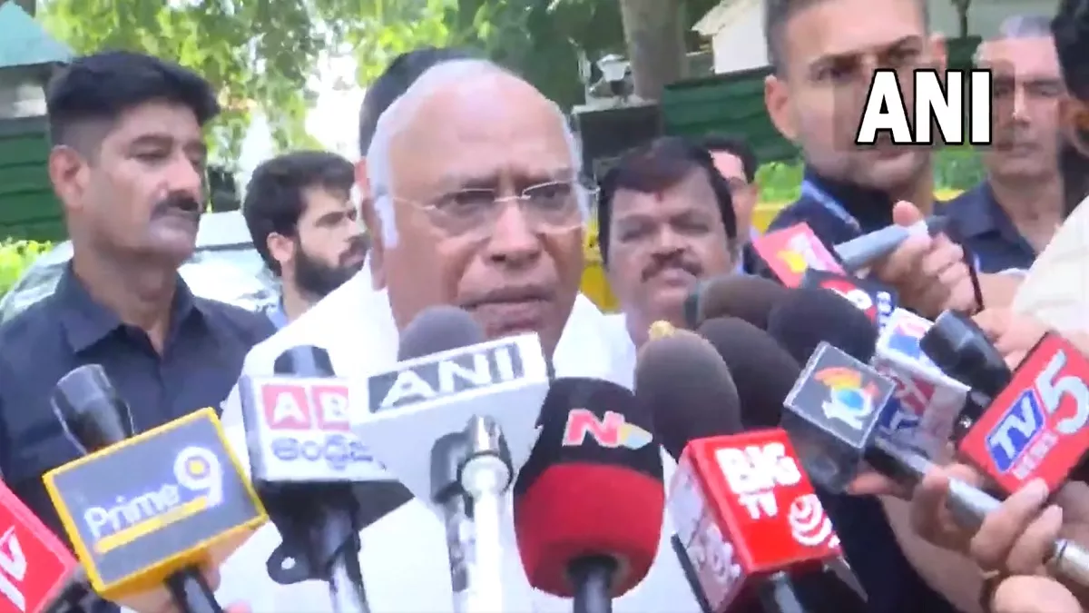 INDIA' गठबंधन के सांसद राष्ट्रपति मुर्मू के सामने रखेंगे मणिपुर की ...