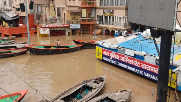 Flood In Varanasi : चेतावनी ब‍िंदु के पार गंगा की नहीं थमी रफ्तार, काशी ...