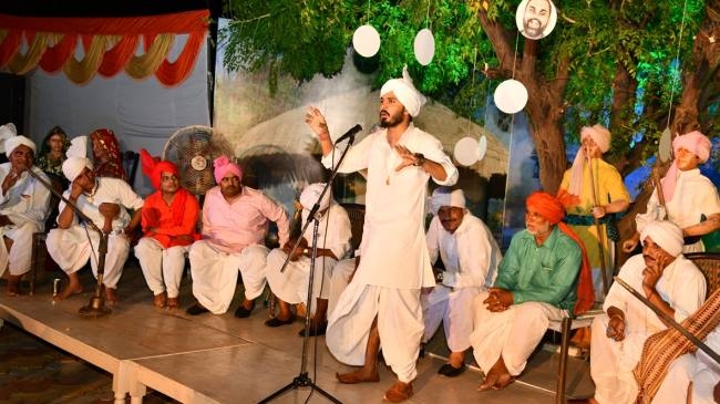 मैक में नीम के पेड़ के नीचे सजाई हरियाणवी मखौल की चौपाल - Hariyanvi ...