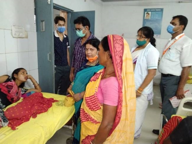 बरौनी पीएचसी के पीछे जलती दवा को देख काया कल्प टीम ने जताई आपत्ति ...