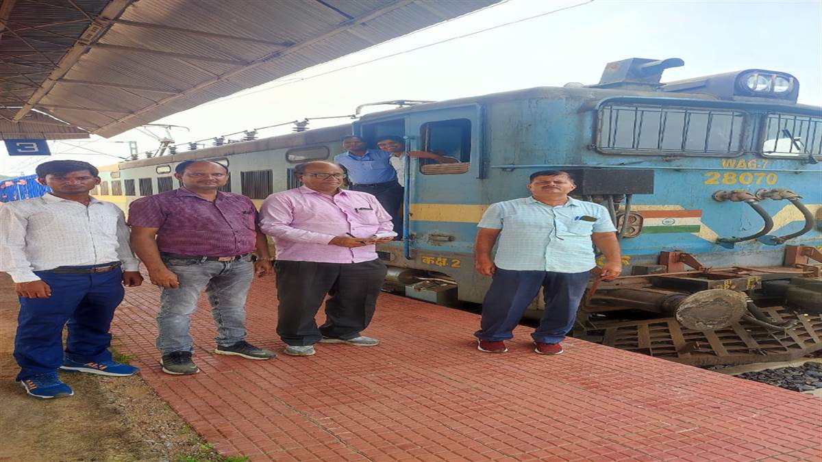 दुमका-भागलपुर रेलमार्ग पर 112 किलोमीटर रेलवे की लूप लाइन का मालगाड़ी से ...