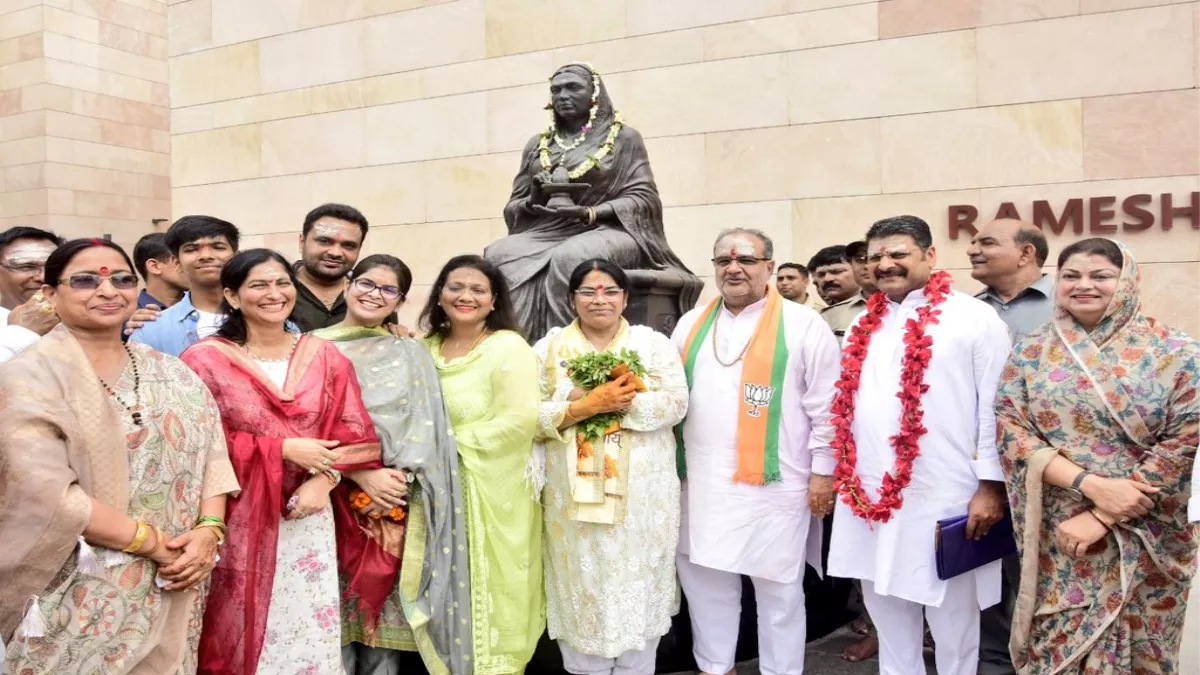 भाजपा प्रदेश अध्‍यक्ष भूपेंद्र चौधरी पहुंचे बाबा दरबार, दर्शन पूजन कर ...