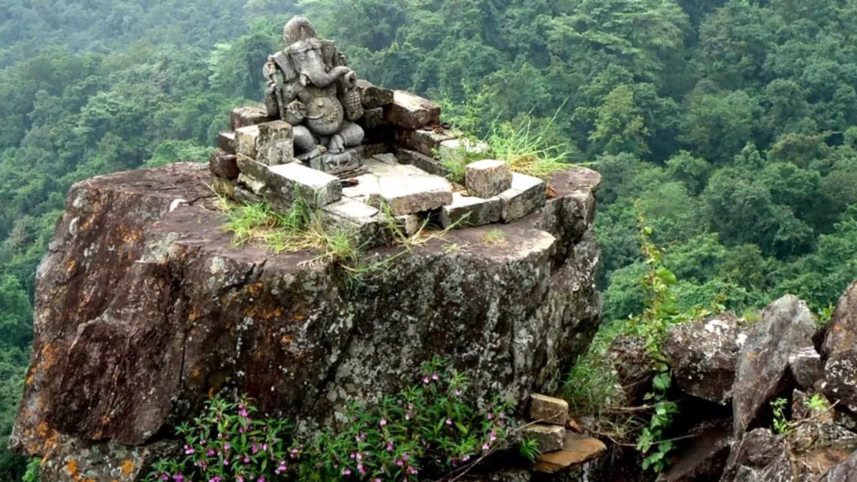 छत्तीसगढ़ के बस्तर में 3,385 फीट की ऊंचाई पर स्थापित एक हजार वर्ष ...
