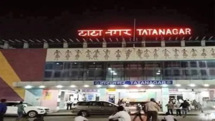 Indian Railways : लाइट लगने के बाद खोला जाएगा टाटानगर स्टेशन का ...