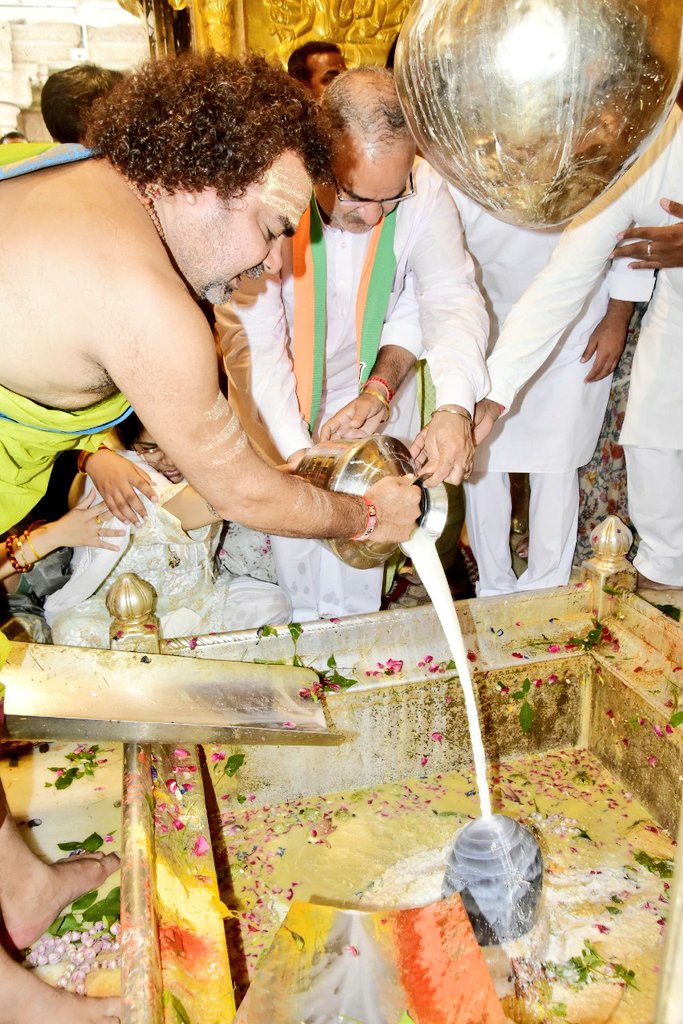 भाजपा प्रदेश अध्‍यक्ष भूपेंद्र चौधरी पहुंचे बाबा दरबार, दर्शन पूजन कर ...