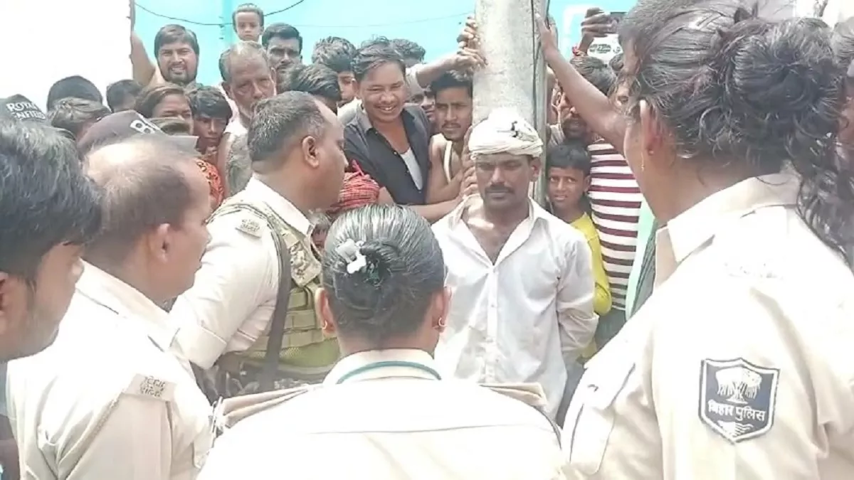 Jamui Crime : छेड़खानी के आरोपी मनचले को ग्रामीणों ने बिजली के पोल से बांधकर पीटा, फिर हुआ ये ...