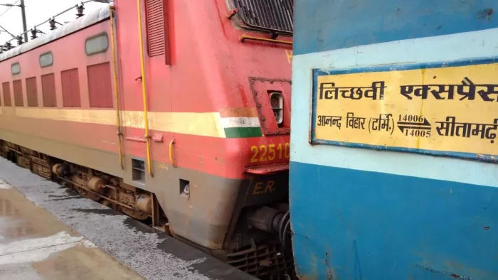 Lichchavi Express के पेंट्रीकार मैनेजर को पुलिस ने किया अरेस्ट, बैग से ...