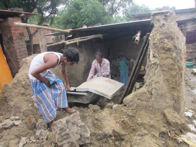 अचानक गिरा कच्चा मकान, मालिक घायल - Crude house suddenly falls, owner ...