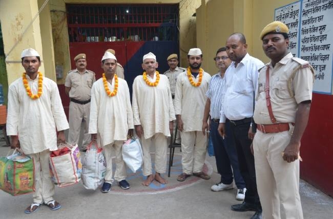 गांधी जंयती पर केंद्रीय कारा से रिहा हुए चार बंदी - Four prisoners ...