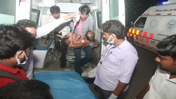 भदोही के दुर्गा पूजा पंडाल में लगी आग के कारण चार की मौत, 50 लोग झुलसे ...