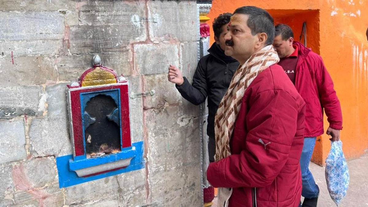 बदरीनाथ मंदिर के सिंह द्वार व लक्ष्मी मंदिर पर आई हल्की दरारों का ...