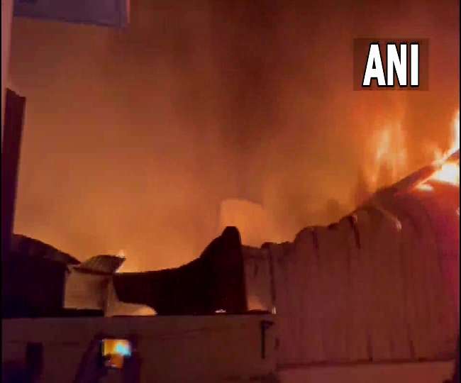 गुजरात: वडोदरा में दो पटाखे की फैक्ट्रियों में लगी आग - Fire breaks out ...