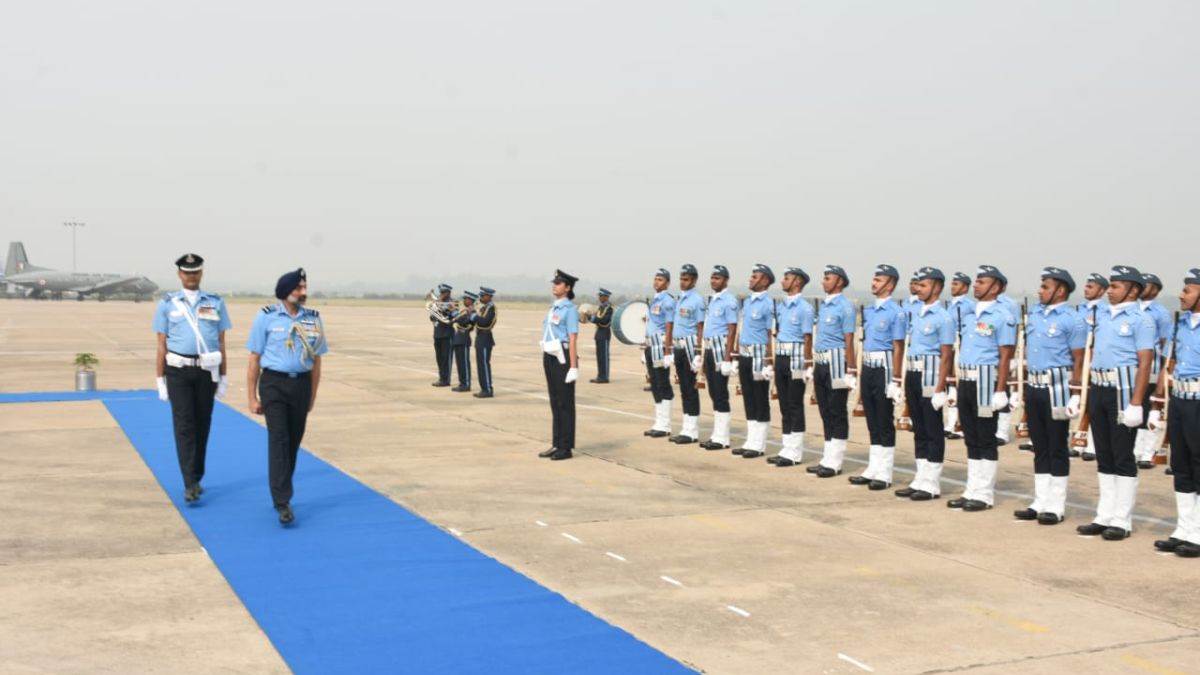 Air Force Agra: वायु अफसर कमांडिंग-इन-चीफ मध्य वायु कमान को गार्ड ऑफ ऑनर, आगरा स्टेशन पर परखीं ...