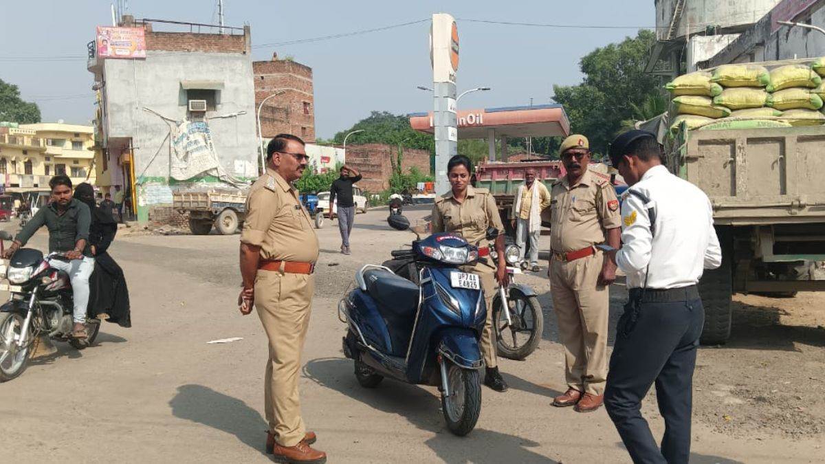 Video Viral : यूपी पुलिस ने अपनों का चालान काट की यातायात माह की शुरुआत ...