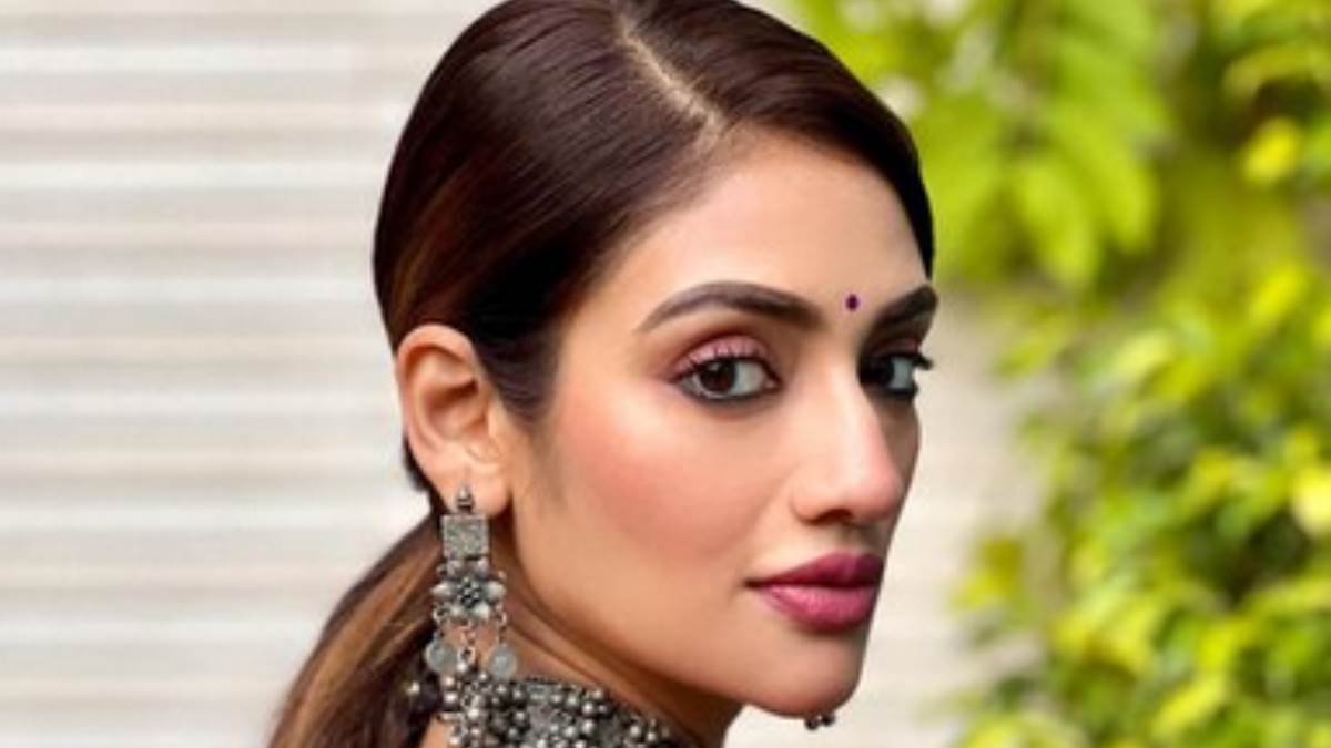 TMC सांसद नुसरत जहां ने कैमरे के सामने आते ही किया कुछ ऐसा मच गया बवाल ...