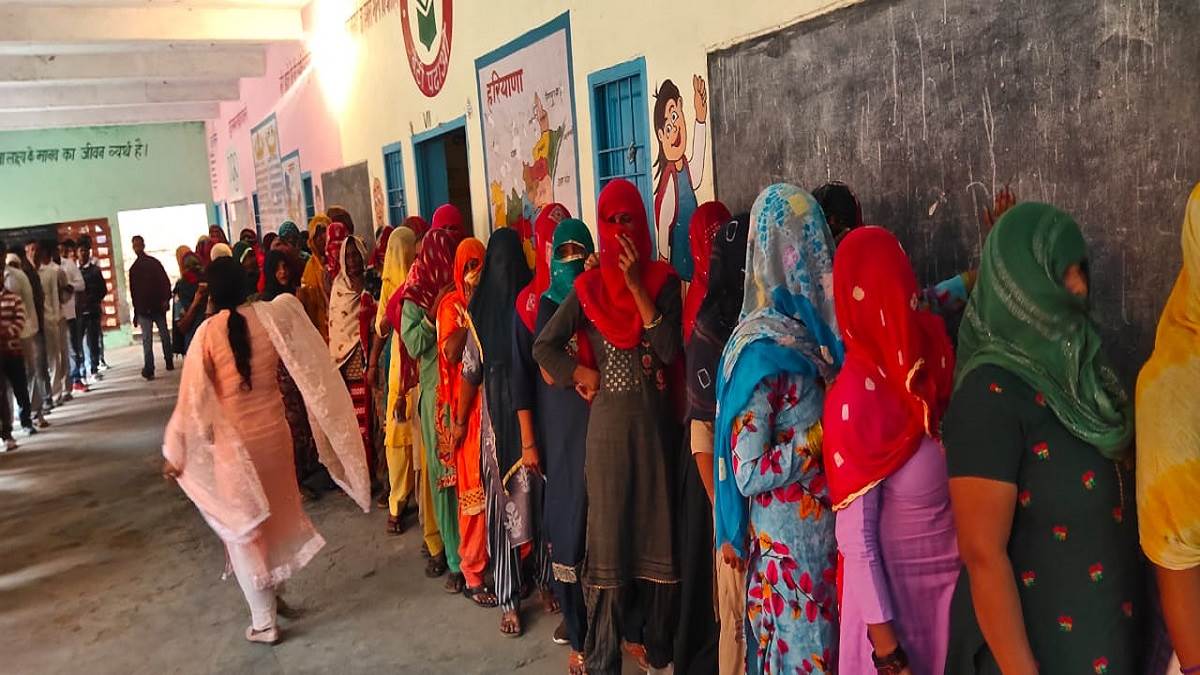 Panchayat Chunav Photos: पंच-सरपंच चुनने के लिए मतदाताओं में दिखा ...