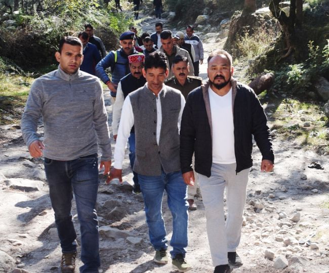 Himachal Election 2022: लोगों से मतदान की अपील के लिए 6 किलोमीटर पैदल ...