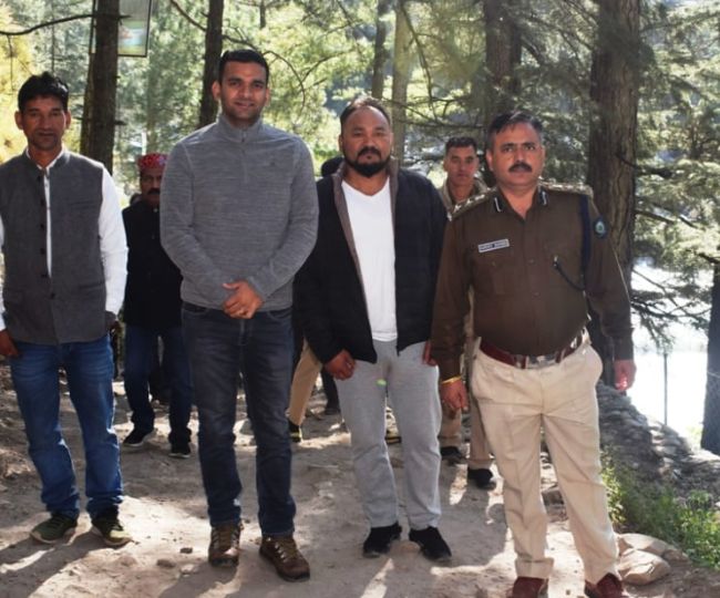 Himachal Election 2022: लोगों से मतदान की अपील के लिए 6 किलोमीटर पैदल ...
