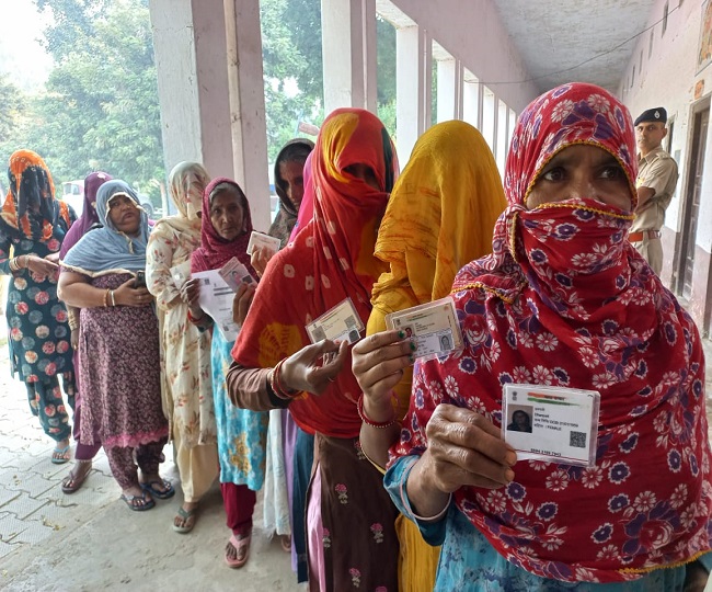 Panchayat Chunav Photos: पंच-सरपंच चुनने के लिए मतदाताओं में दिखा ...