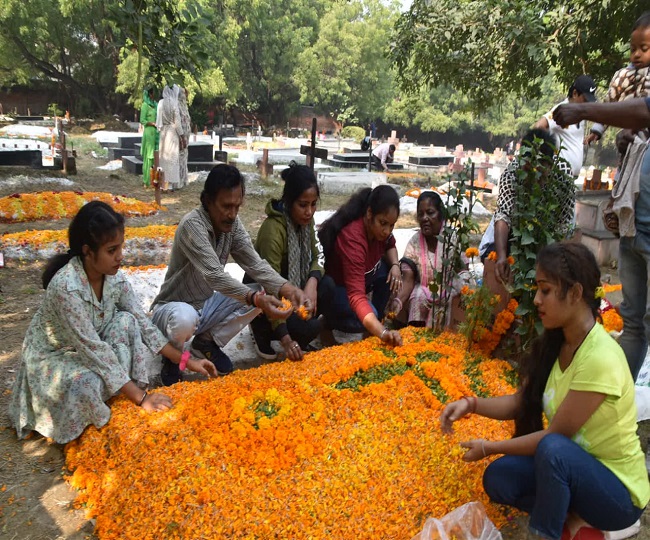 मेरठ: पुरखों को याद करने को 13 पल्‍ल‍ियां में सजी 8 हजार कब्र, यह है ...