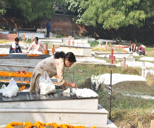मेरठ: पुरखों को याद करने को 13 पल्‍ल‍ियां में सजी 8 हजार कब्र, यह है ...