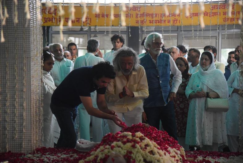 Rohit Bal के निधन से टूटे Arjun Rampal, गमगीन होकर गर्लफ्रेंड के साथ ...