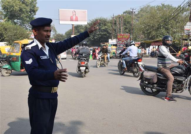 बदलाव: अब नीले रंग में नजर अाने लगी ट्रैफिक पुलिस, छूटा खाकी का साथ ...