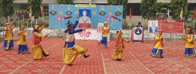 सांस्कृतिक कार्यक्रम प्रस्तुत कर बच्चों ने बांधा समां - Children tied ...