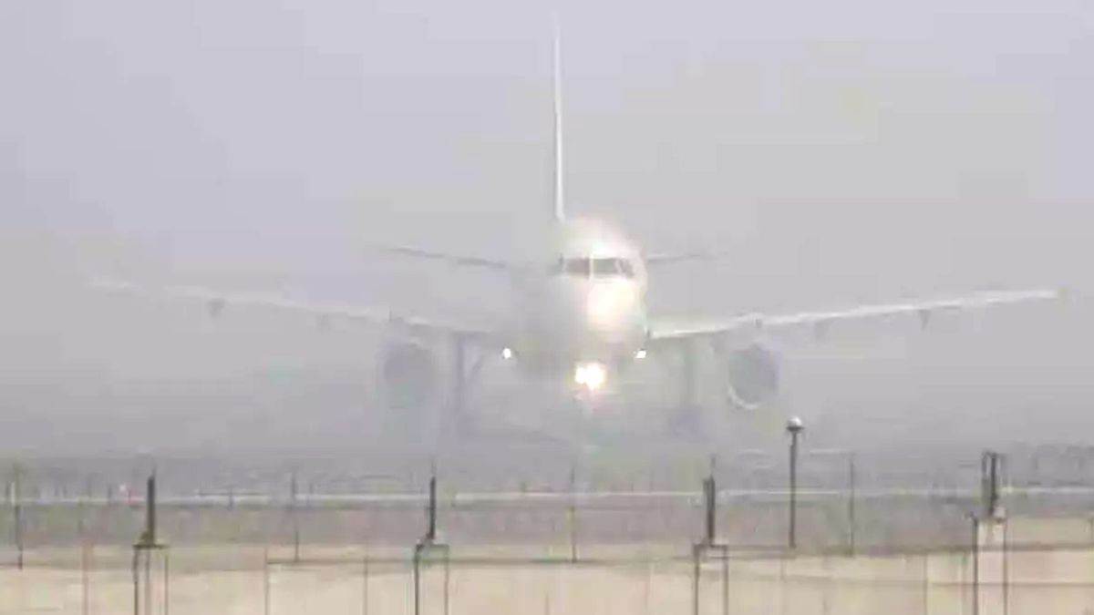 Flights Delay: कोहरे से अस्त-व्यस्त हुआ हवाई यातायात, दिल्ली से 12 ...