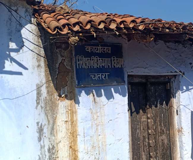 73 वर्षों से नसीब नहीं हुआ भवन, अब आवंटन आया तो खोज रहे जमीन Chatra ...
