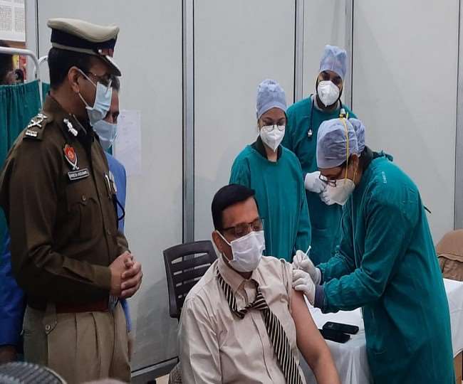 लुधियाना में फ्रंटलाइन वारियर्स की वैक्सीनेशन शुरू, डीसी नहीं पहुंचे ...