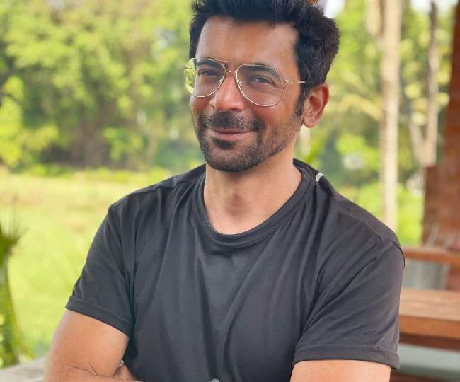 अस्पताल से घर लौटे कॉमेडियन सुनील ग्रोवर, हाथ हिलाकर फैन्स का किया ...