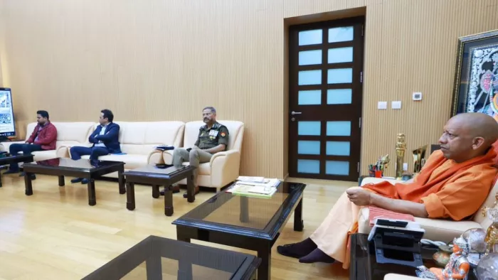 वसंत पंचमी पर एक्‍शन में सीएम योगी, तड़के 3 बजे से वॉर रूम से की न ...