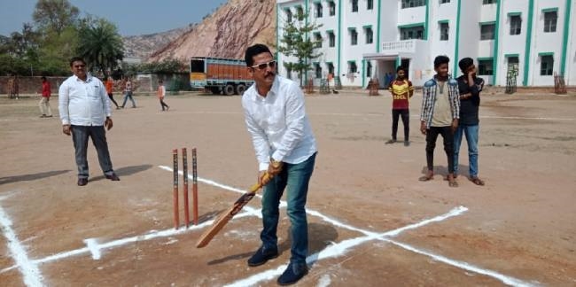 शेखपुरा में राउडी क्रिकेट शुरू, पहले मैच में कटरा टीम हारी