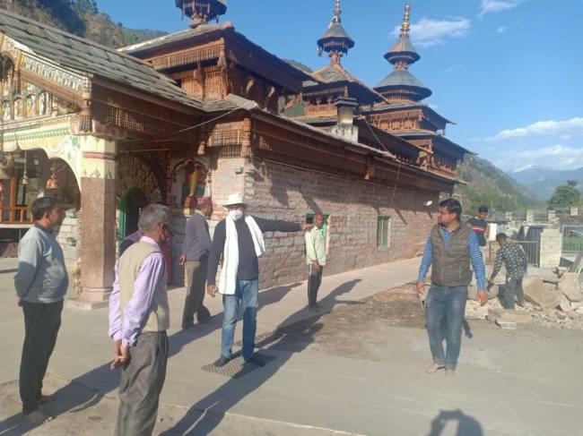 अधीक्षण पुरातत्वविद ने देखी हनोल मंदिर में कार्य की प्रगति ...