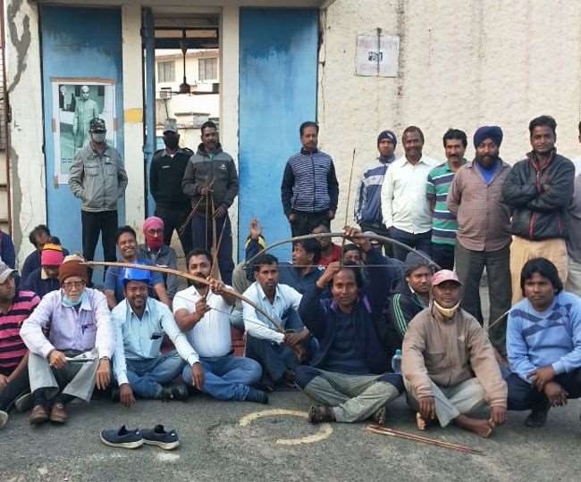 पारंपरिक हथियारों के साथ आइसीसी कारखाना गेट मजदूरों ने किया जाम, रोजगार ...