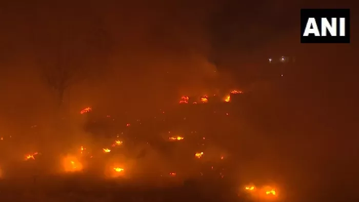 Delhi Fire: दिल्ली के सुल्तानपुरी रोड़ स्थित झुग्गी-झोपड़ियों में लगी ...