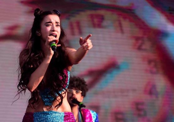 Who Is Saba Azad: करोड़ों में कमाती हैं सबा आजाद, ऋतिक रोशन संग जल्द ...