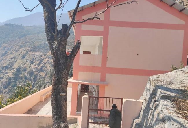 भूमि धसने से हस्तांतरण से पूर्व ही अस्पताल भवन में पड़ी दरार - Crack ...