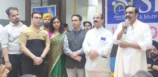 शूर अस्पताल में सोसायटियों ने किया कुंवर विजय प्रताप का अभिनंदन ...