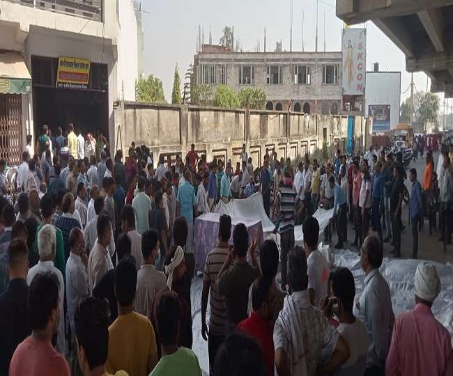 Hapur News: किराना व्यापारी की हत्या के विरोध में व्यापारियों ने करवाया ...