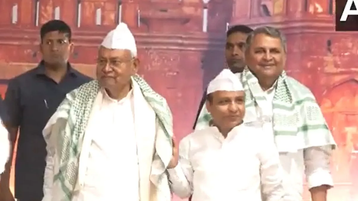 Bihar: नीतीश कुमार का फुलवारीशरीफ में इफ्तार पार्टी से सियासी संदेश! लालकिले जैसे मंच पर टोपी ...