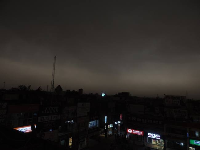 छाई काली घटा दोपहर में हुआ अंधेरा