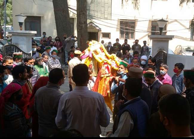 देव परंपरा पर बंदिशें लगाने से देवता नाराज, उपायुक्त कार्यालय कुल्लू ...