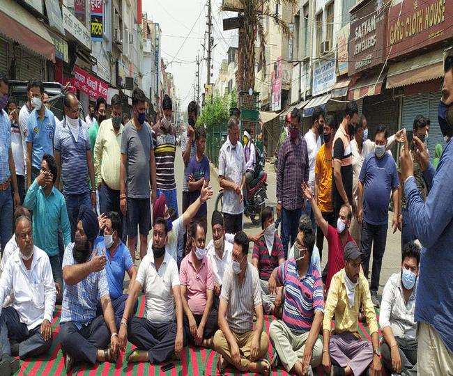 Mini Lockdown In Punjab: नई पाबंदियों के विराेध में सड़काें पर उतरा ...