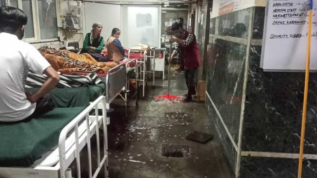 आइजीएमसी के आपात वार्ड में भरा पानी - water filled in emergency ward of ...
